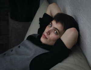 15 Hand Poses to use in portrait photography ( With Examples)